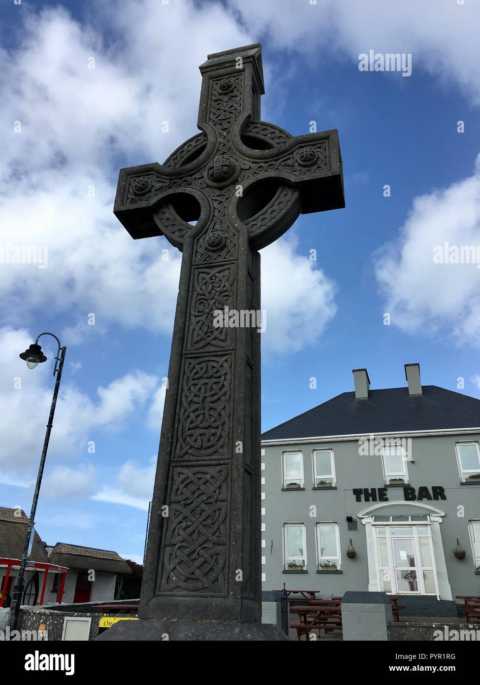 Kilronan, Inishmore, Ireland. 19 September, 2018. Celtic cross monument ...