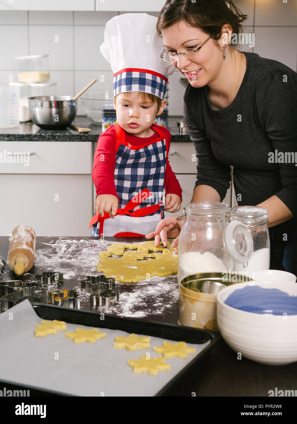 Mother baking cookies hi-res stock photography and images - Alamy