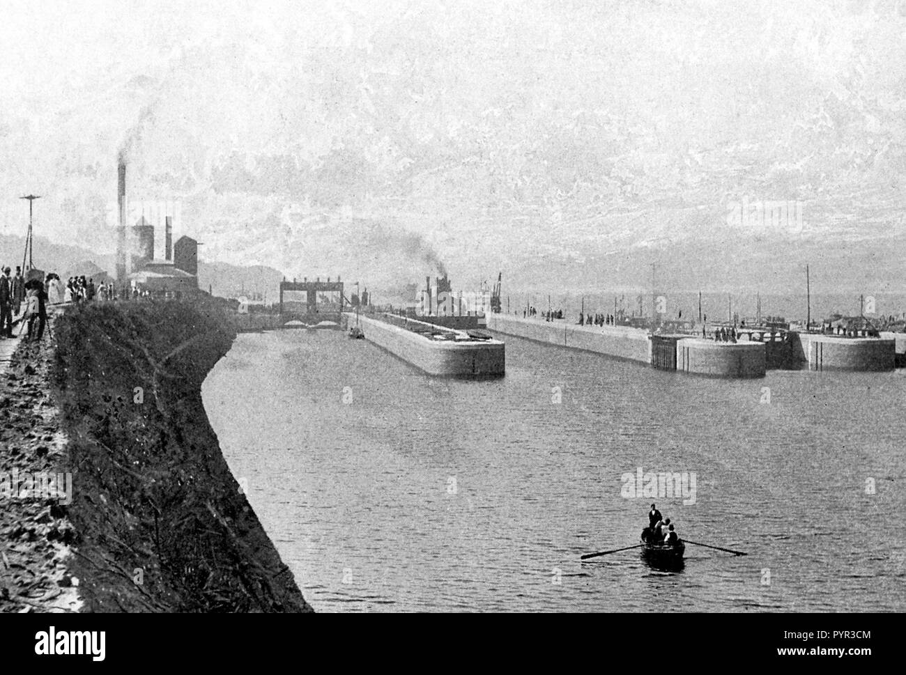 Manchester ship canal locks hi-res stock photography and images - Alamy