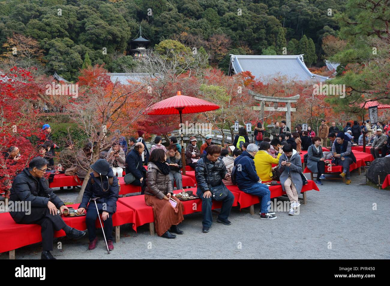 Red bench japanese garden hi-res stock photography and images - Alamy