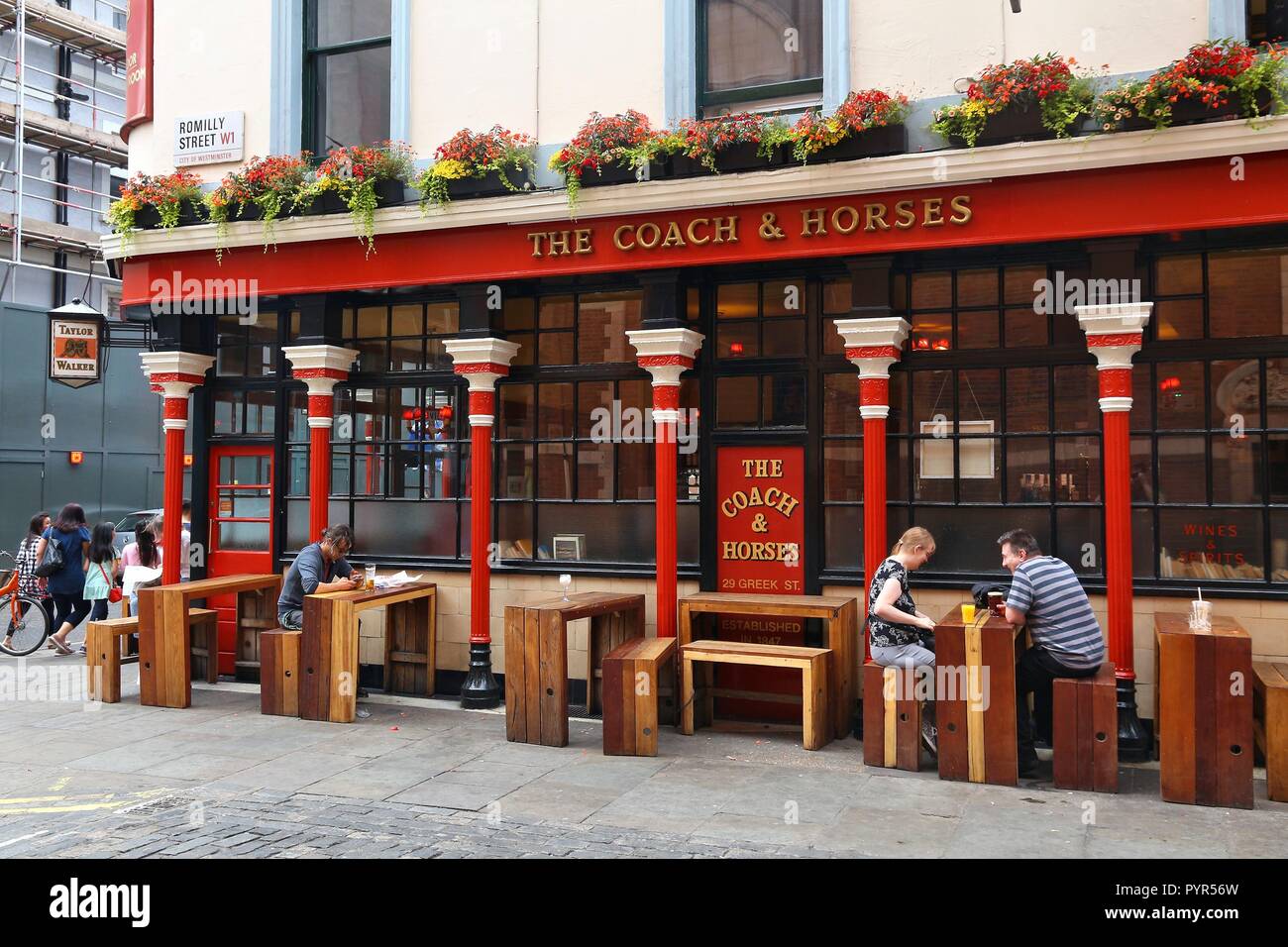 Coach and horses pubs hi-res stock photography and images - Alamy