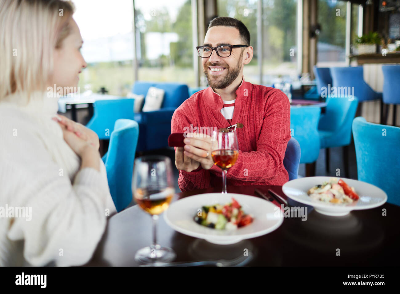 Proposing woman restaurant hi-res stock photography and images - Alamy