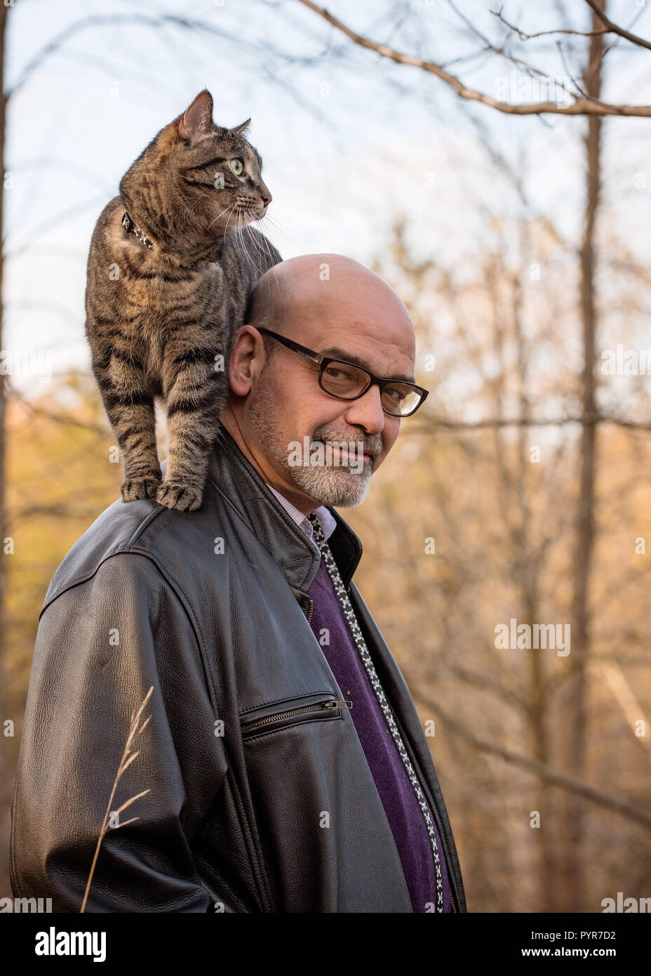 Man with cat on shoulder hi-res stock photography and images - Alamy