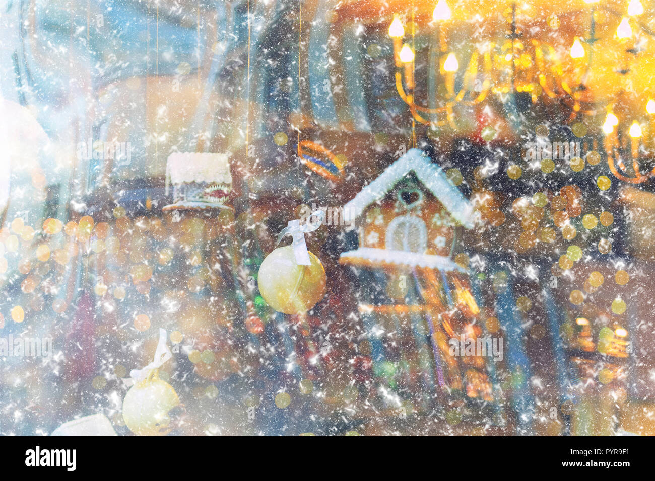 Curved glass showcase with reflection Stock Photo - Alamy