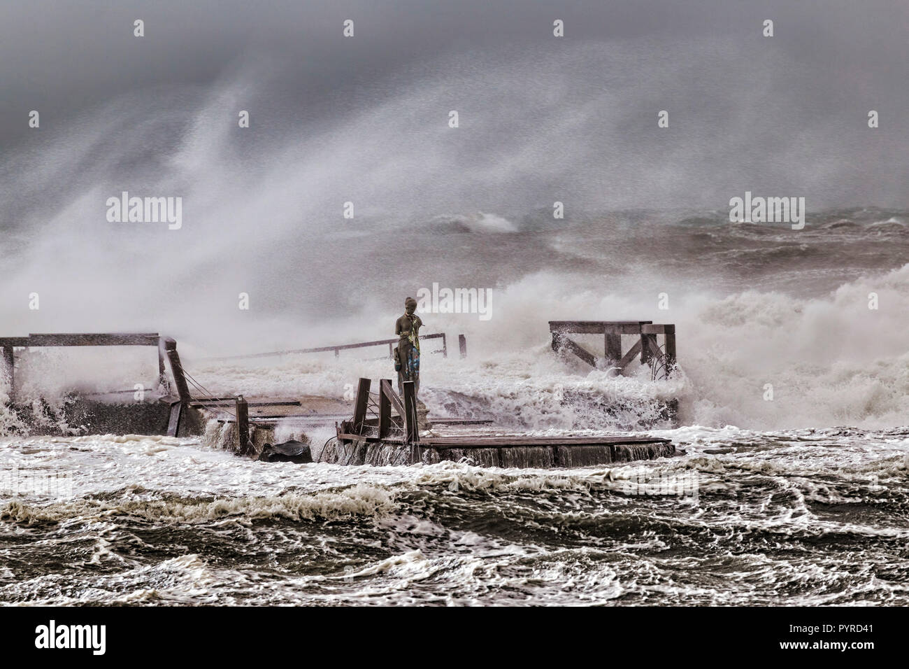 Wave crashes on pier hi-res stock photography and images - Alamy