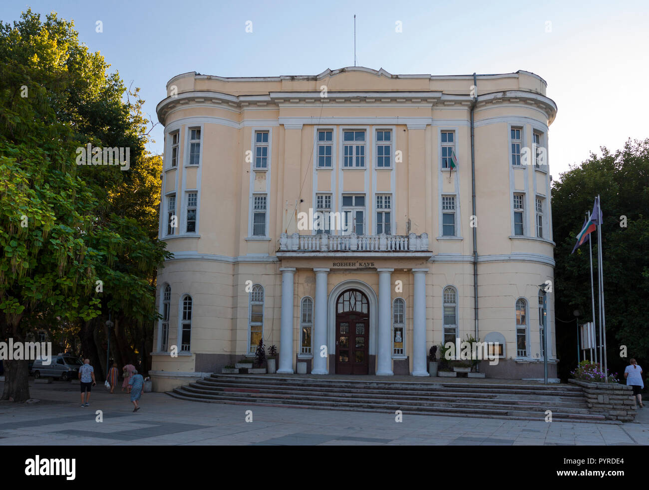 People occupied editorial offices hi-res stock photography and images ...