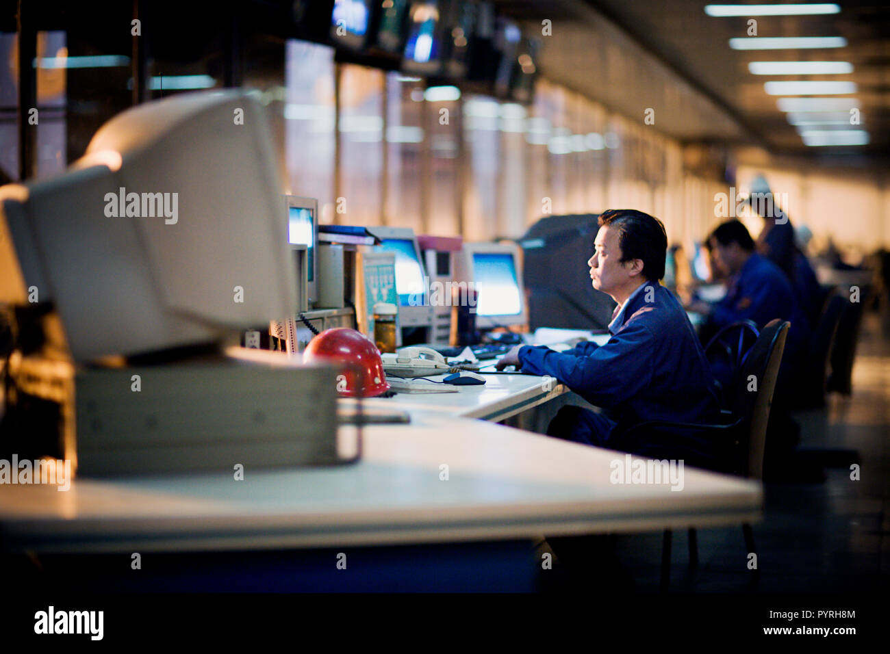 Office workers shanghai hi-res stock photography and images - Alamy