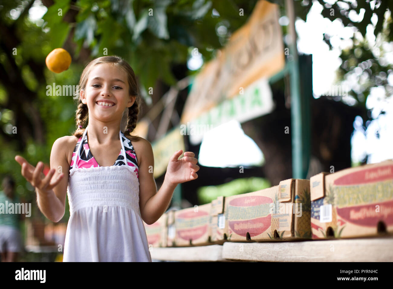 Tweens eating fruit hi-res stock photography and images - Alamy