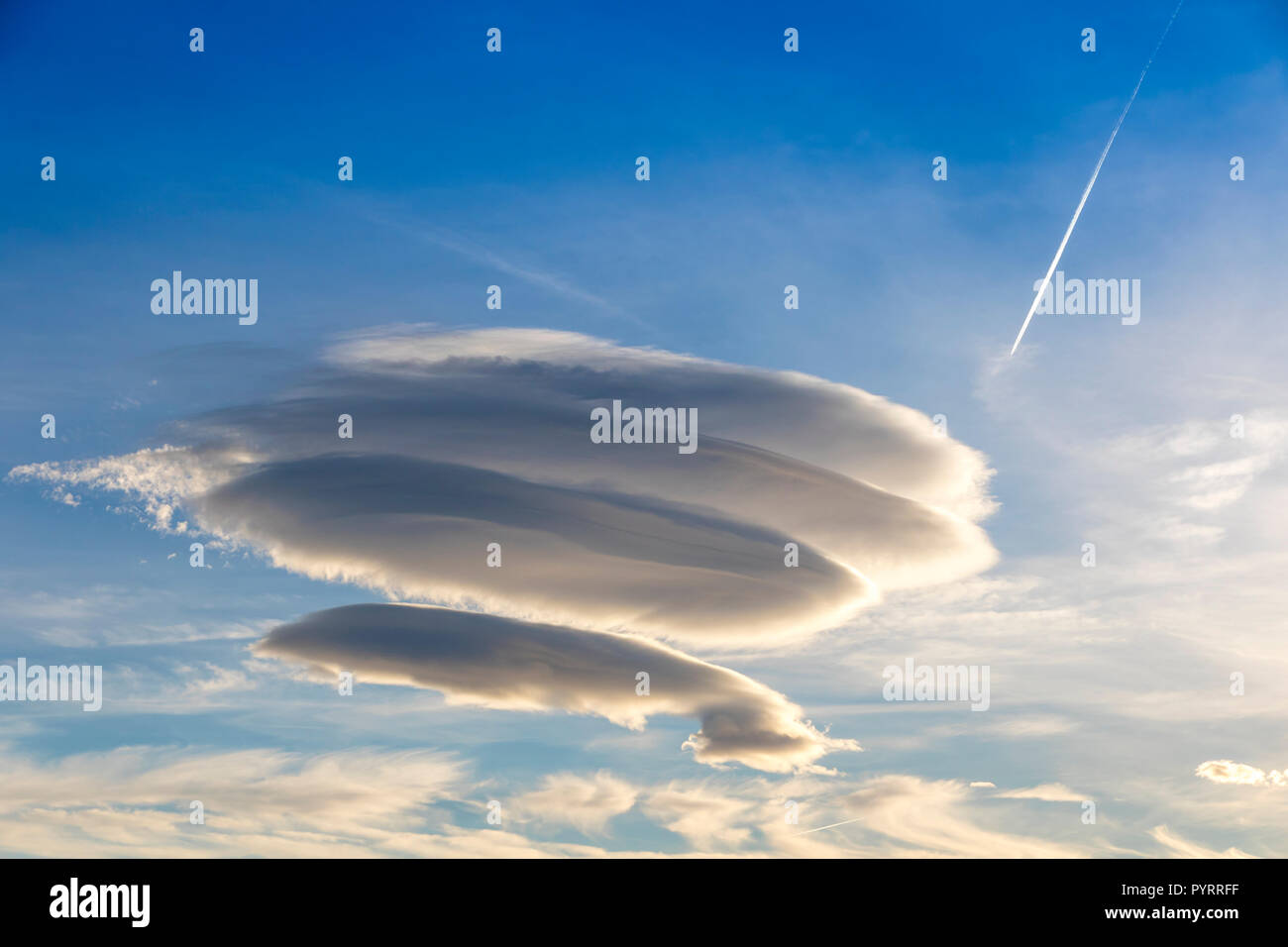 Altocumulus lenticularis duplicatus hi-res stock photography and images ...