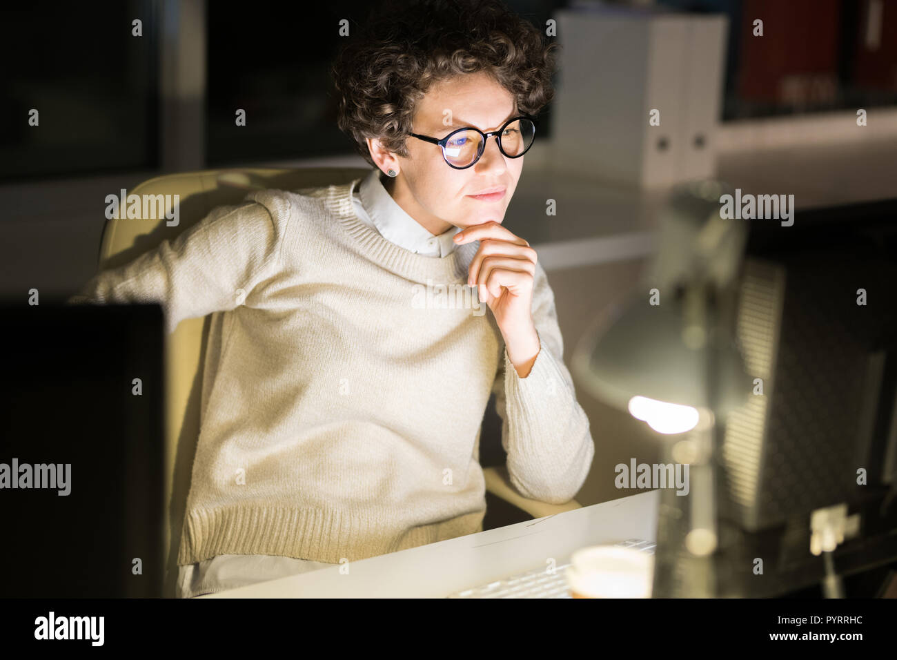 Empty workplace dark office 24 hi-res stock photography and images - Alamy