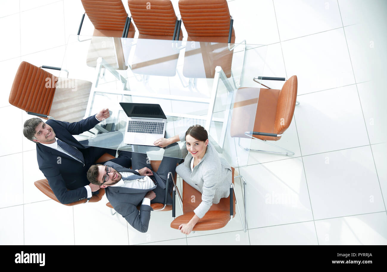 employees sitting at the desk and looking up Stock Photo - Alamy
