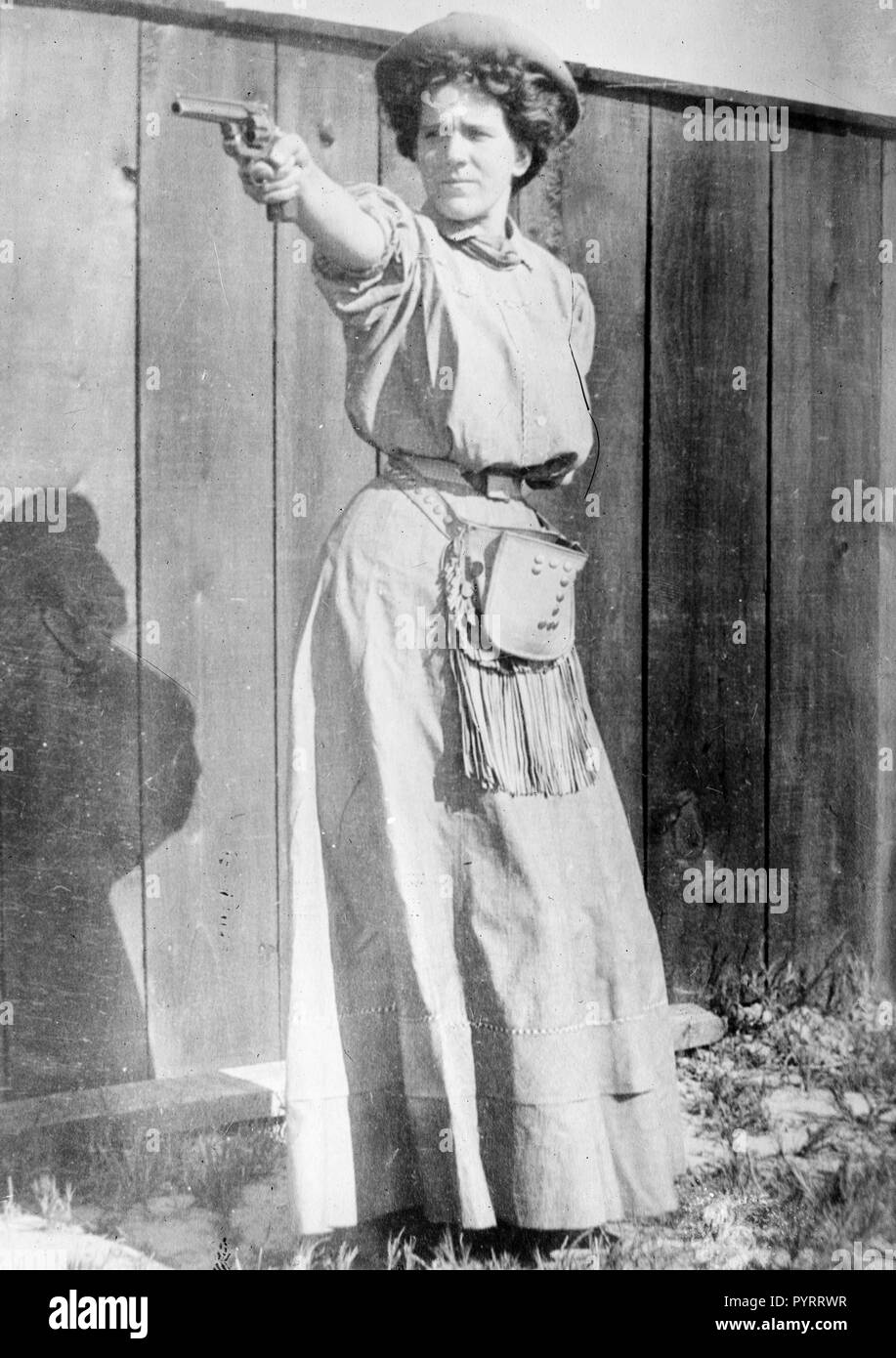 Mrs. Adolph Topperwein with gun ca. 1910-1915 Stock Photo - Alamy