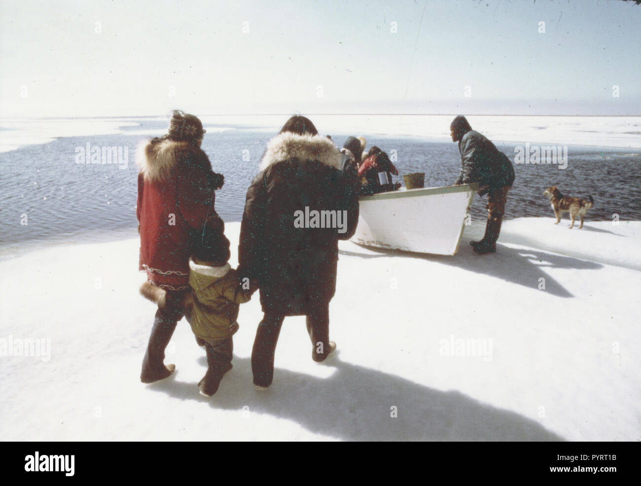 Eskimos family hi-res stock photography and images - Alamy