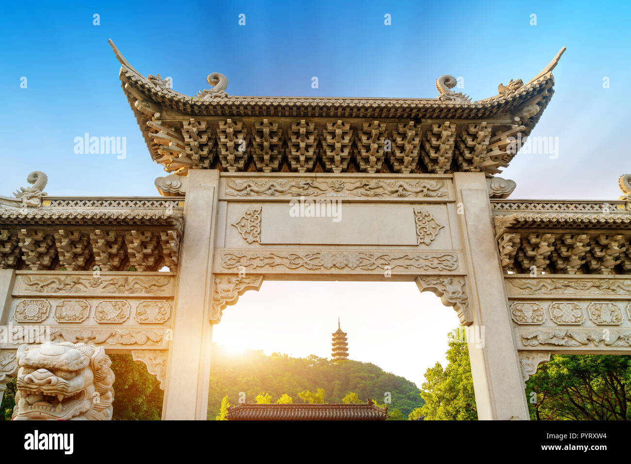 Chinese ancient traditional archway hi-res stock photography and images ...