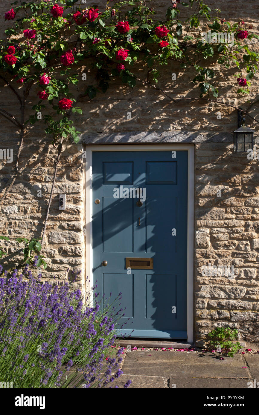 Cottage roses around the door hi-res stock photography and images - Alamy