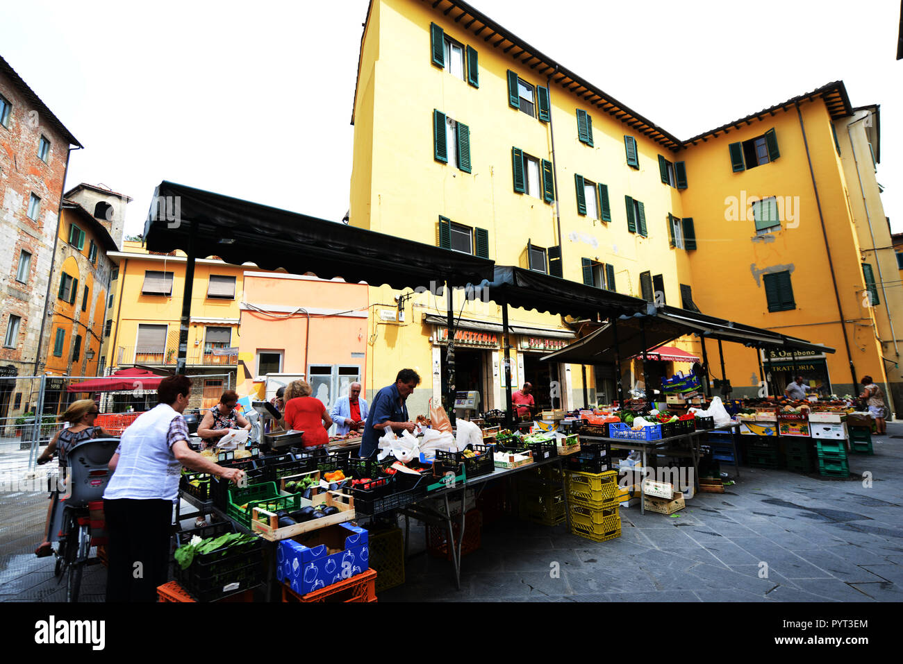 Pisa market hi-res stock photography and images - Alamy