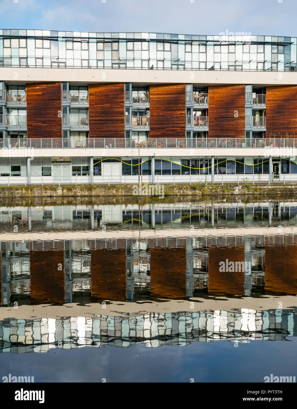 Water ripples reflection building hi-res stock photography and images ...