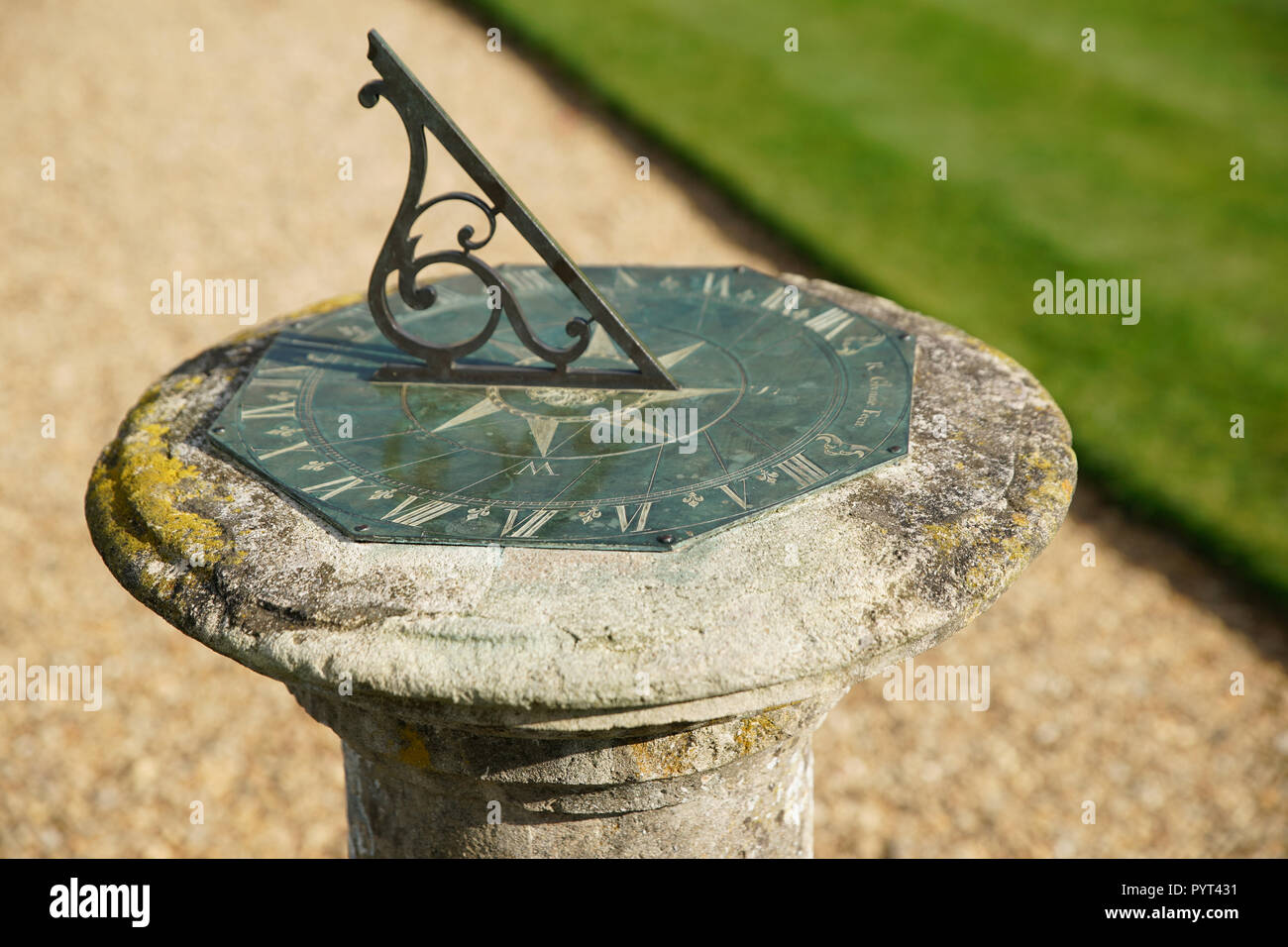 Sun dial hi-res stock photography and images - Alamy