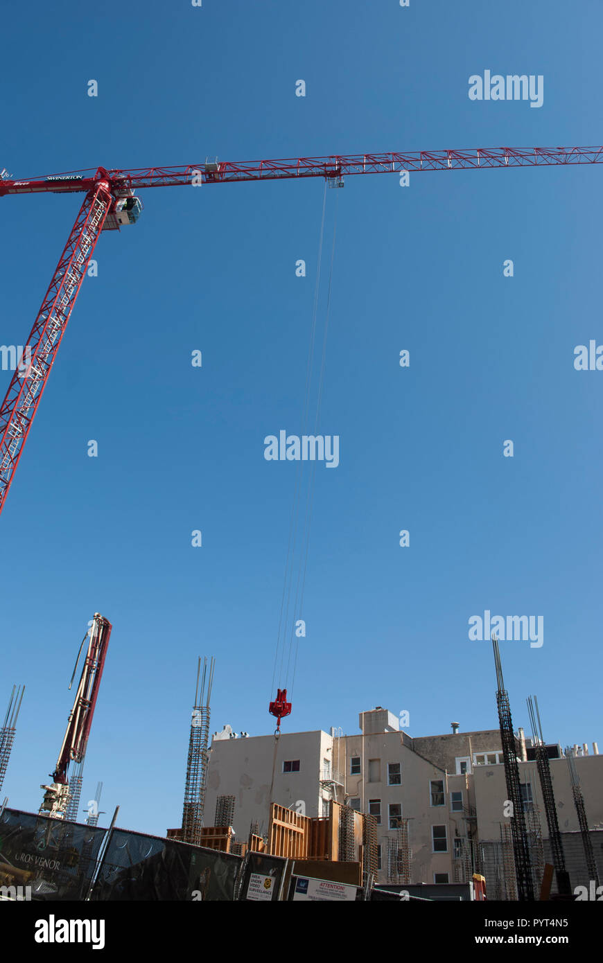 City construction crane hi-res stock photography and images - Alamy