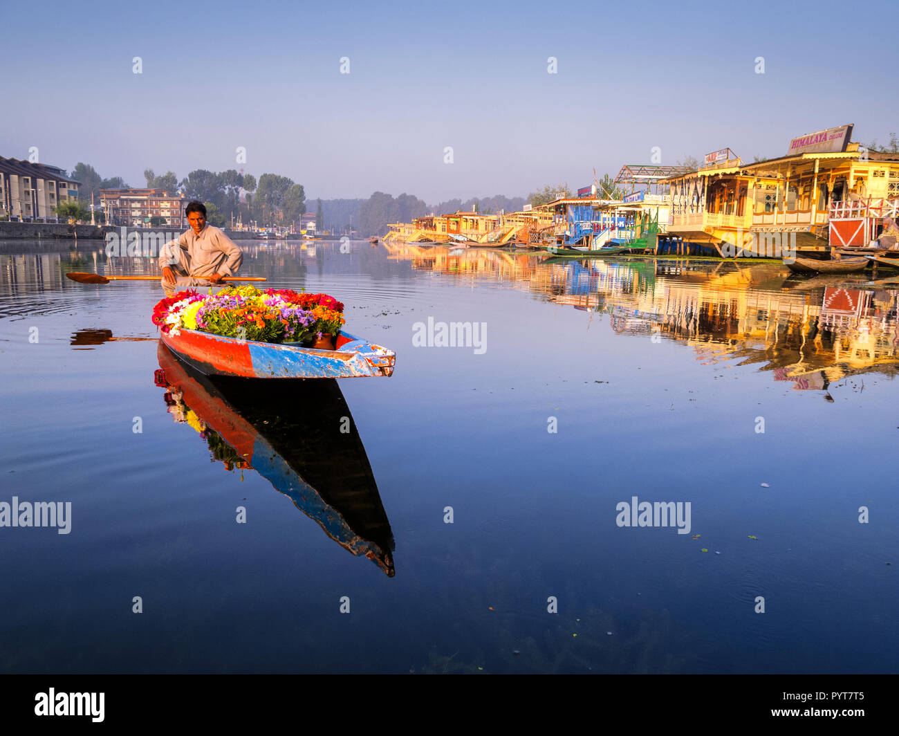 Dal lake flower market hi-res stock photography and images - Alamy