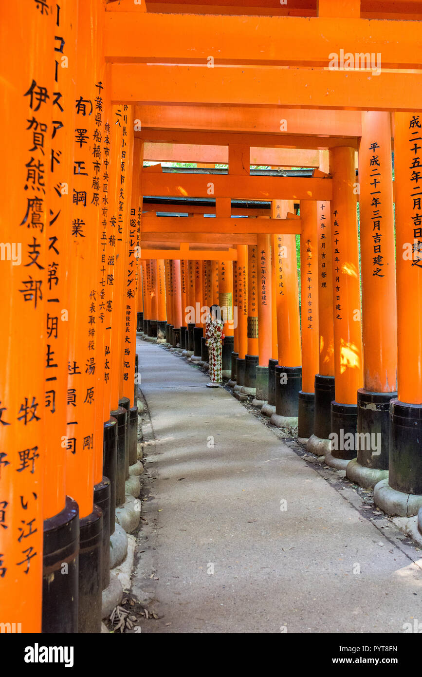 Geisha in Fushimi Inari gates in Kyoto, Japan Stock Photo - Alamy