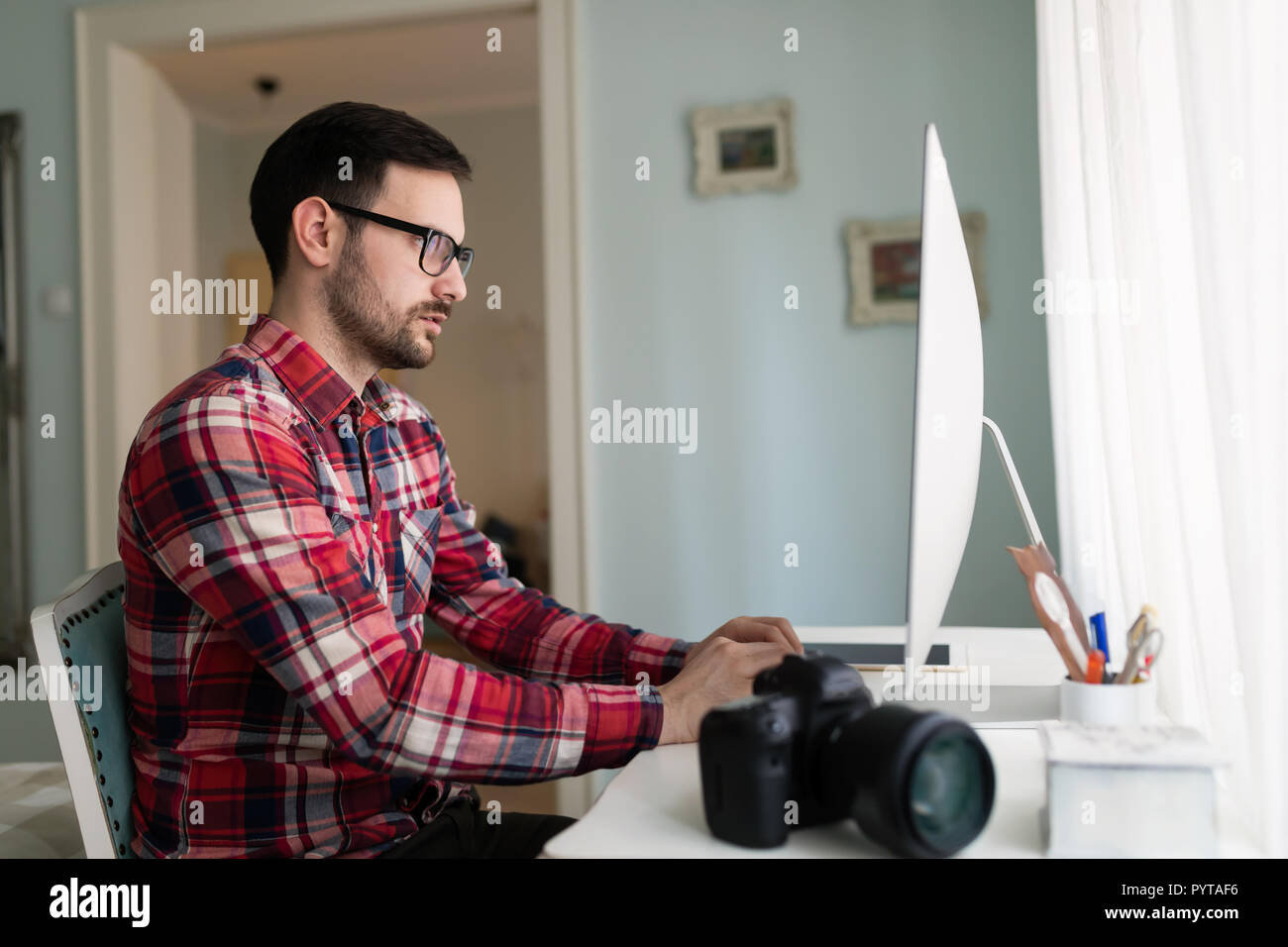 Illustrator computer hi-res stock photography and images - Alamy