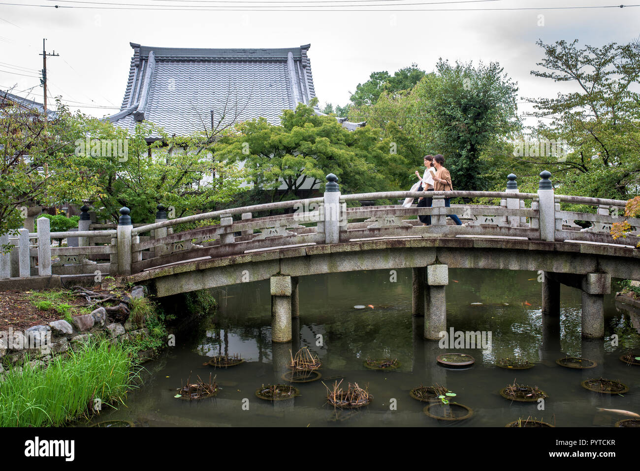 People crossing bridge hi-res stock photography and images - Alamy