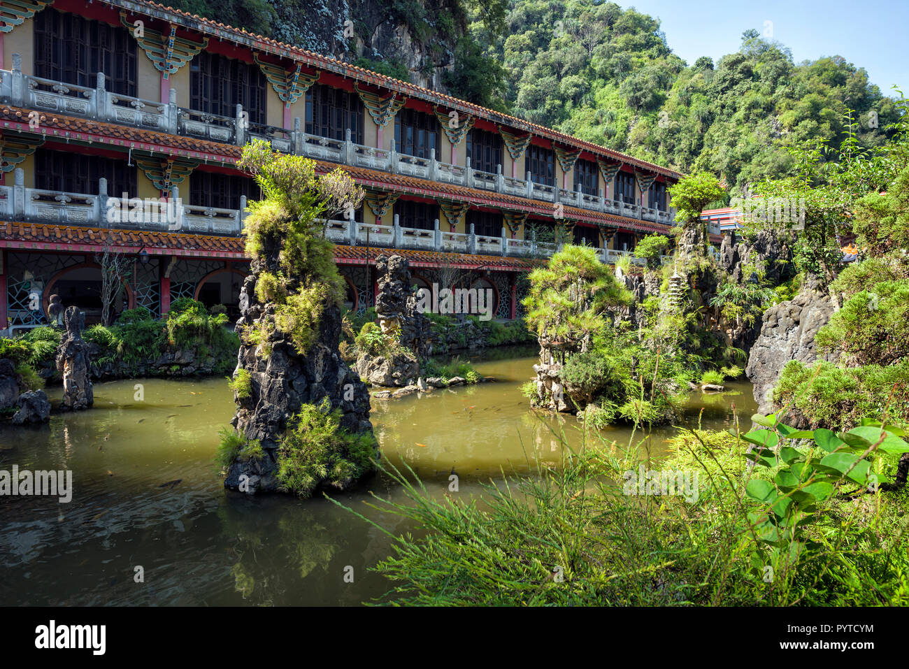 Sam Poh Tong Temple, Ipoh, Malaysia - It is the biggest cave temple in ...