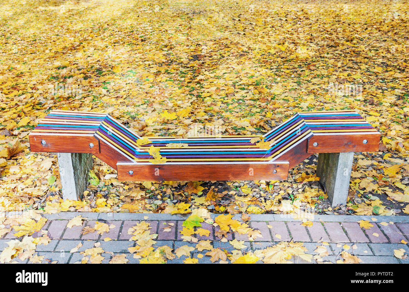 Lonely bench hi-res stock photography and images - Alamy