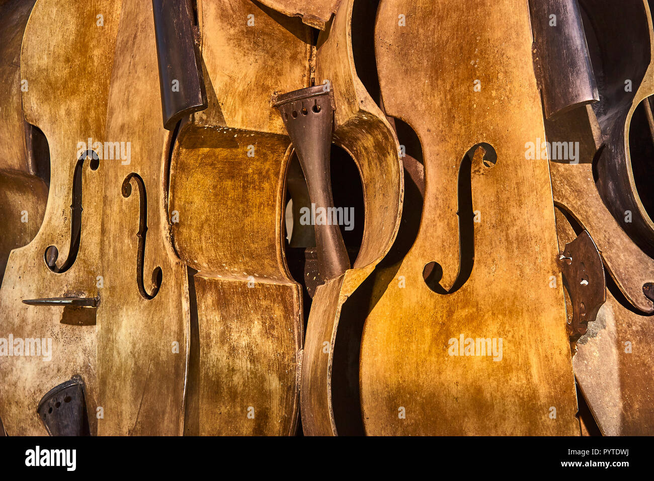 Violin junk hi-res stock photography and images - Alamy