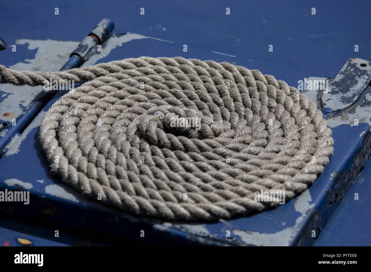 Rope on a house boat in Lee Valley Marina in Springfield Park Stamford ...