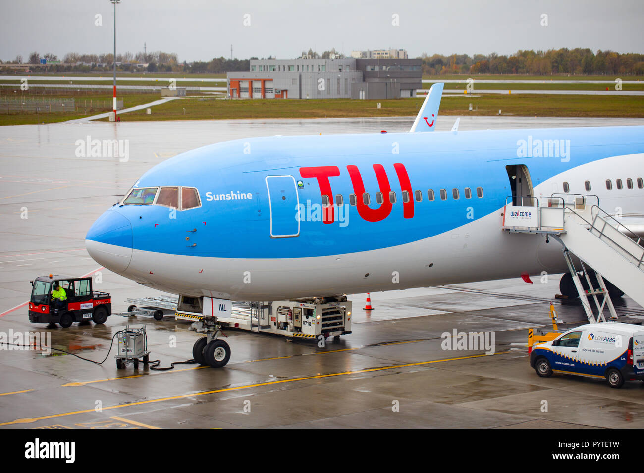 Airport apron area hi-res stock photography and images - Alamy