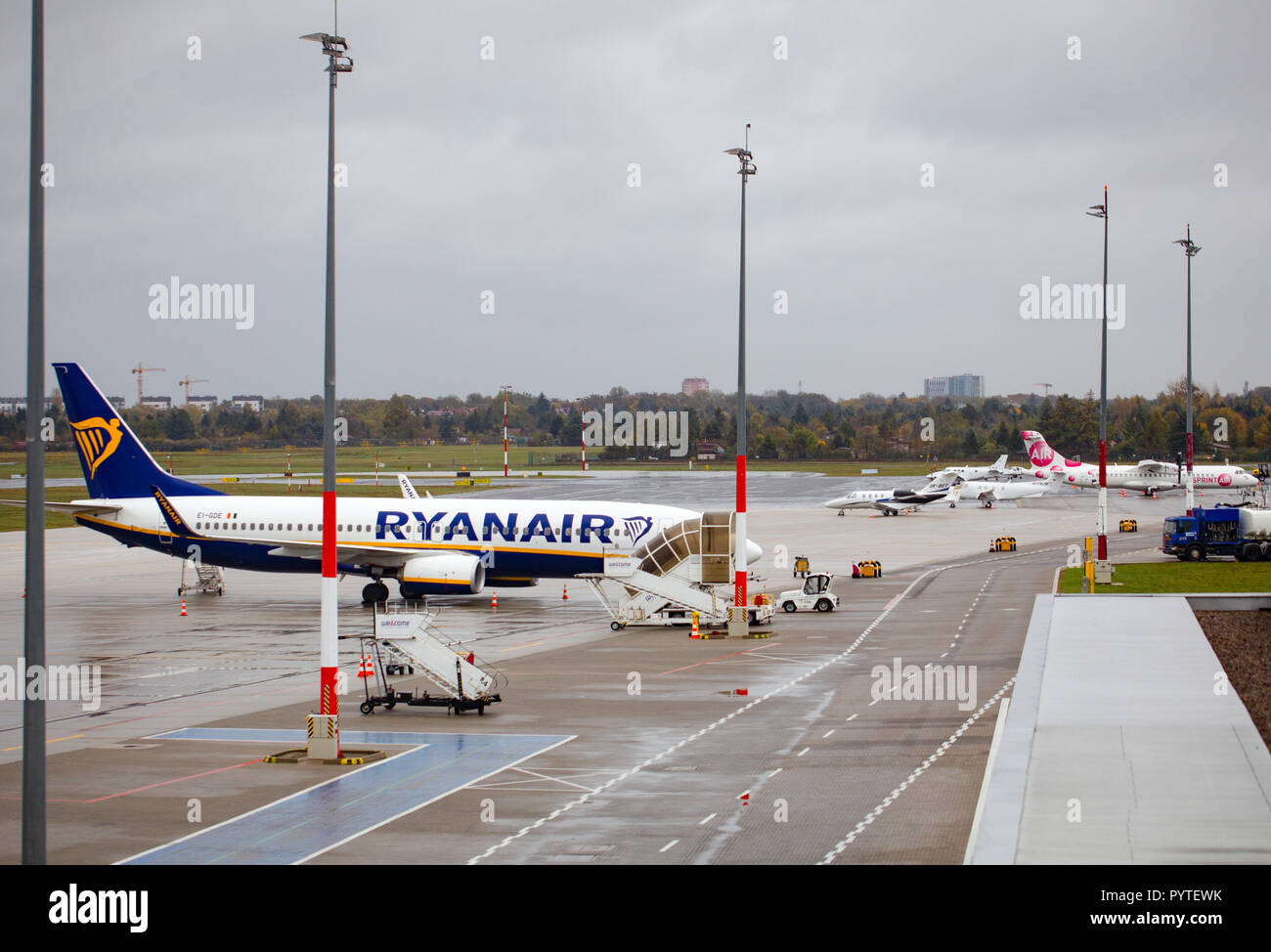 Airport apron area hi-res stock photography and images - Alamy