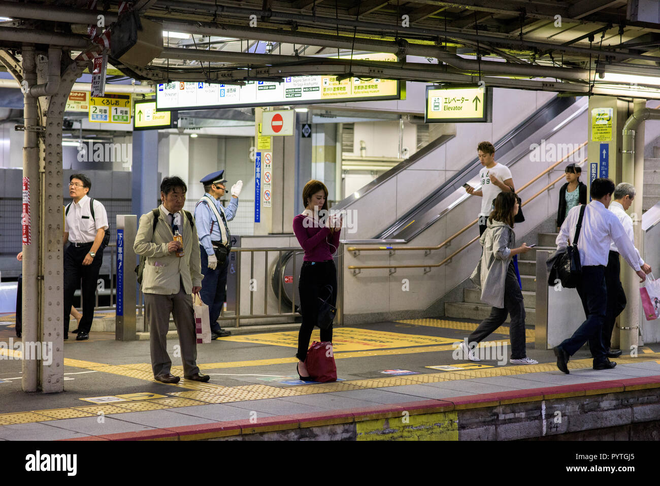 Cell phones people platform hi-res stock photography and images - Alamy
