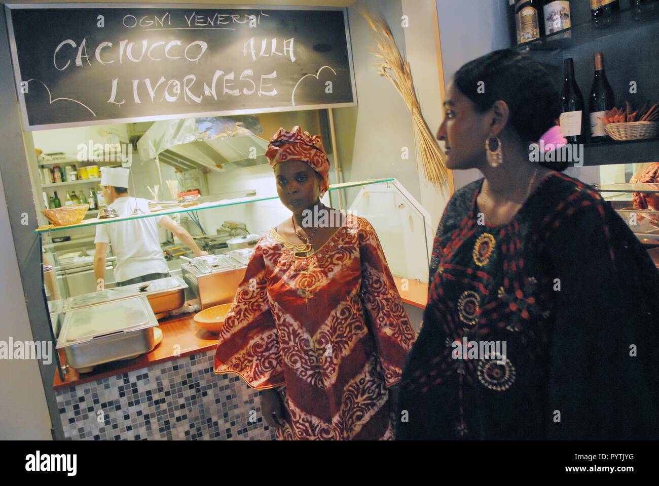 Tuareg woman cooking african cooking hi-res stock photography and ...