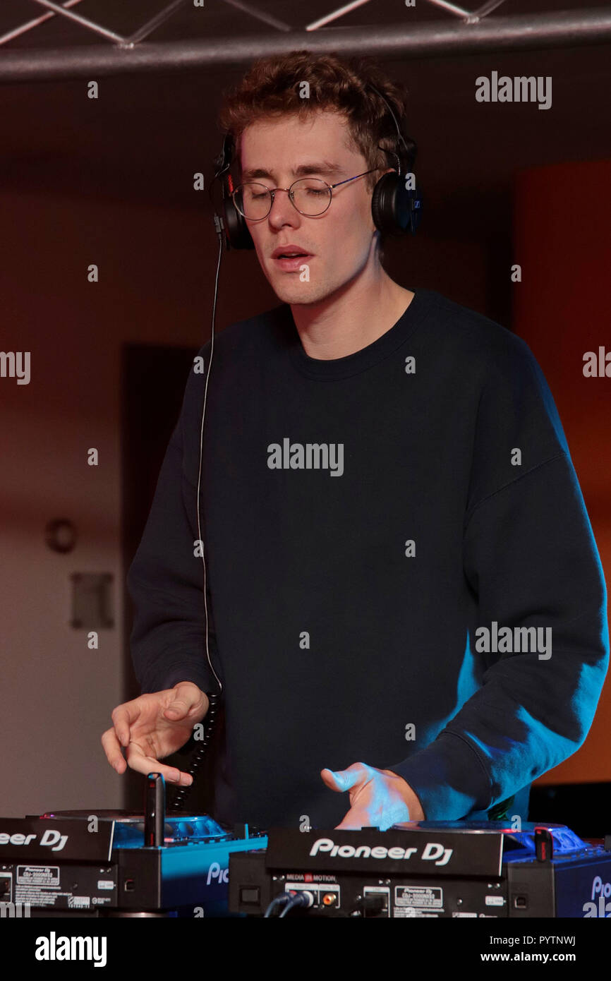 Lost Frequencies does a DJ Set in the afternoon at the local Radio ...