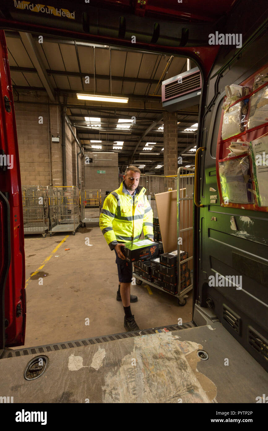 Parcel force worldwide hi-res stock photography and images - Alamy