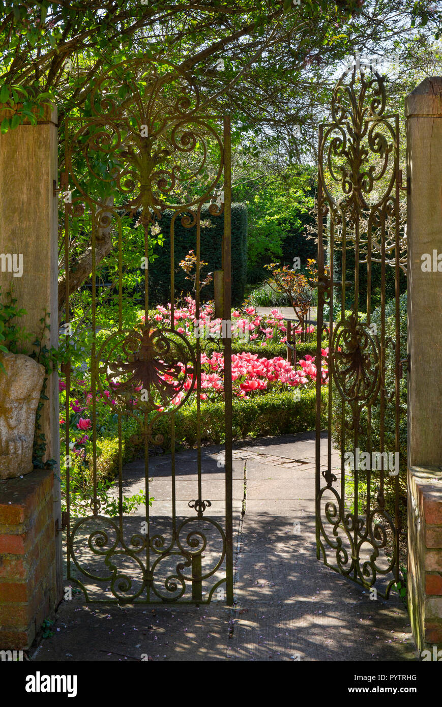 Walled garden gate hi-res stock photography and images - Alamy