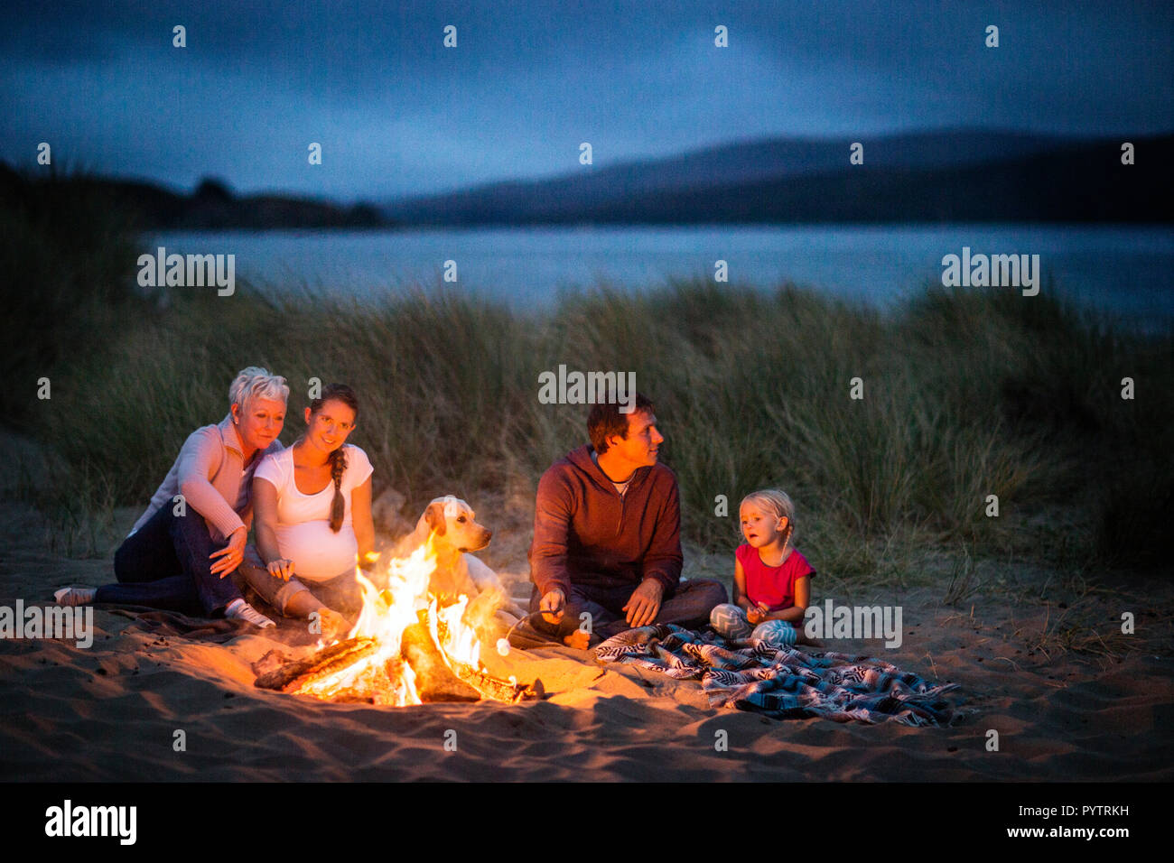 Bonfire night and family hi-res stock photography and images - Alamy