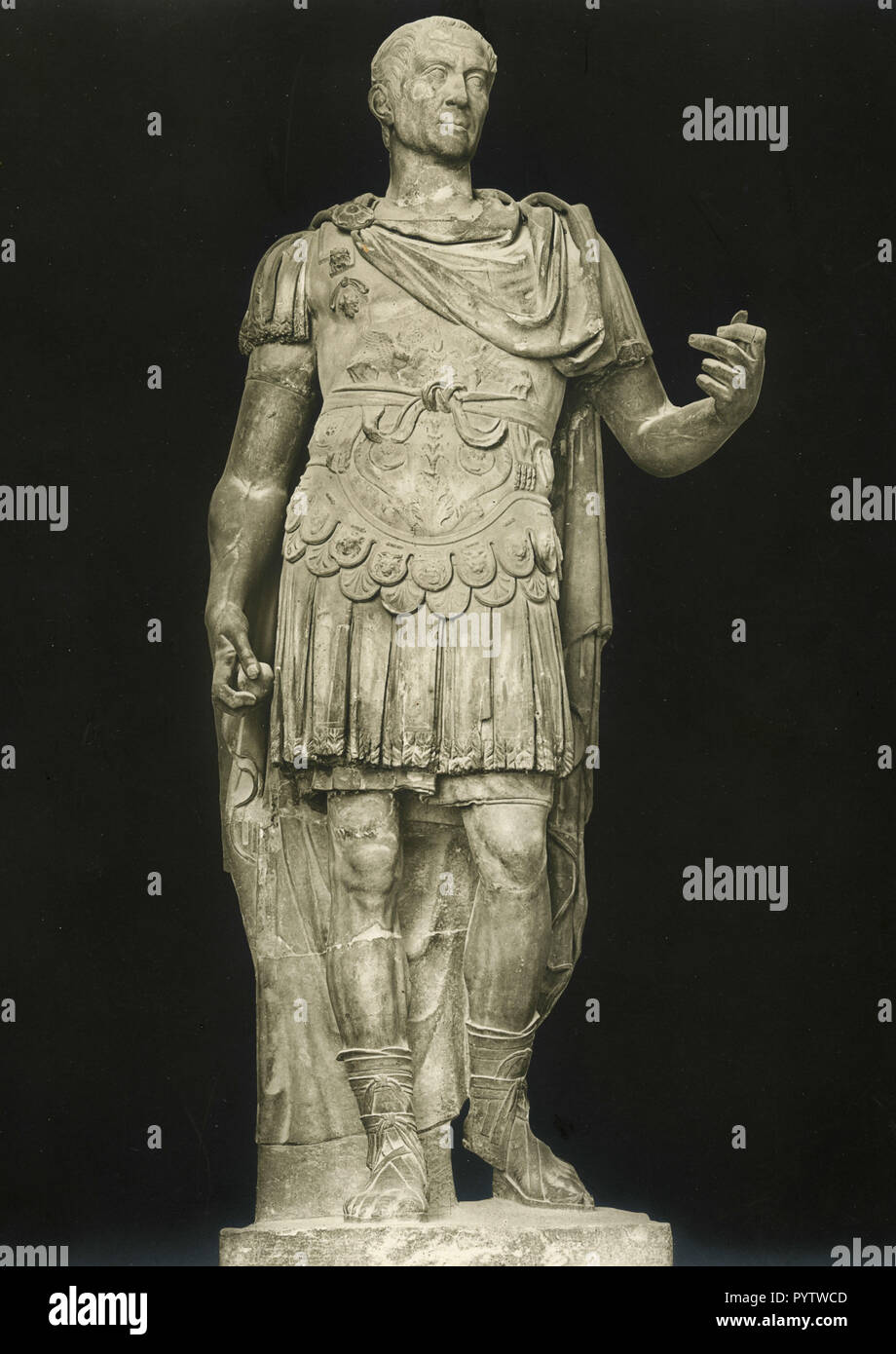 Caesar statue hi-res stock photography and images - Alamy