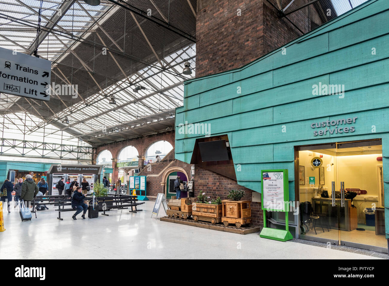 Chester railway station hi-res stock photography and images - Alamy