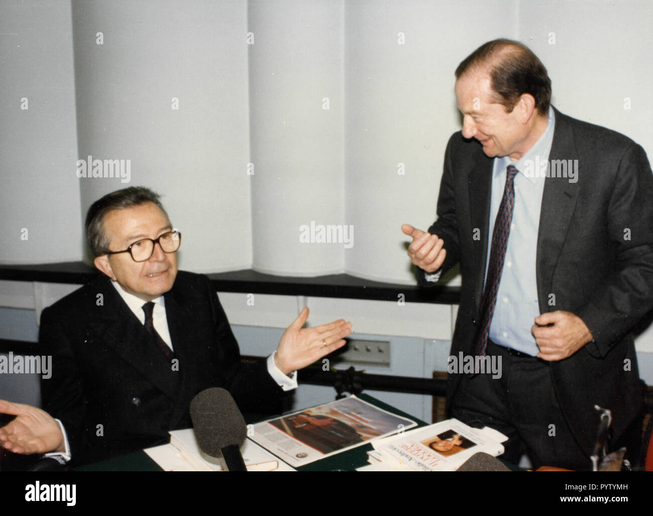 Italian PM Giulio Andreotti and journalist Gianni Bisiach, 1980s Stock ...