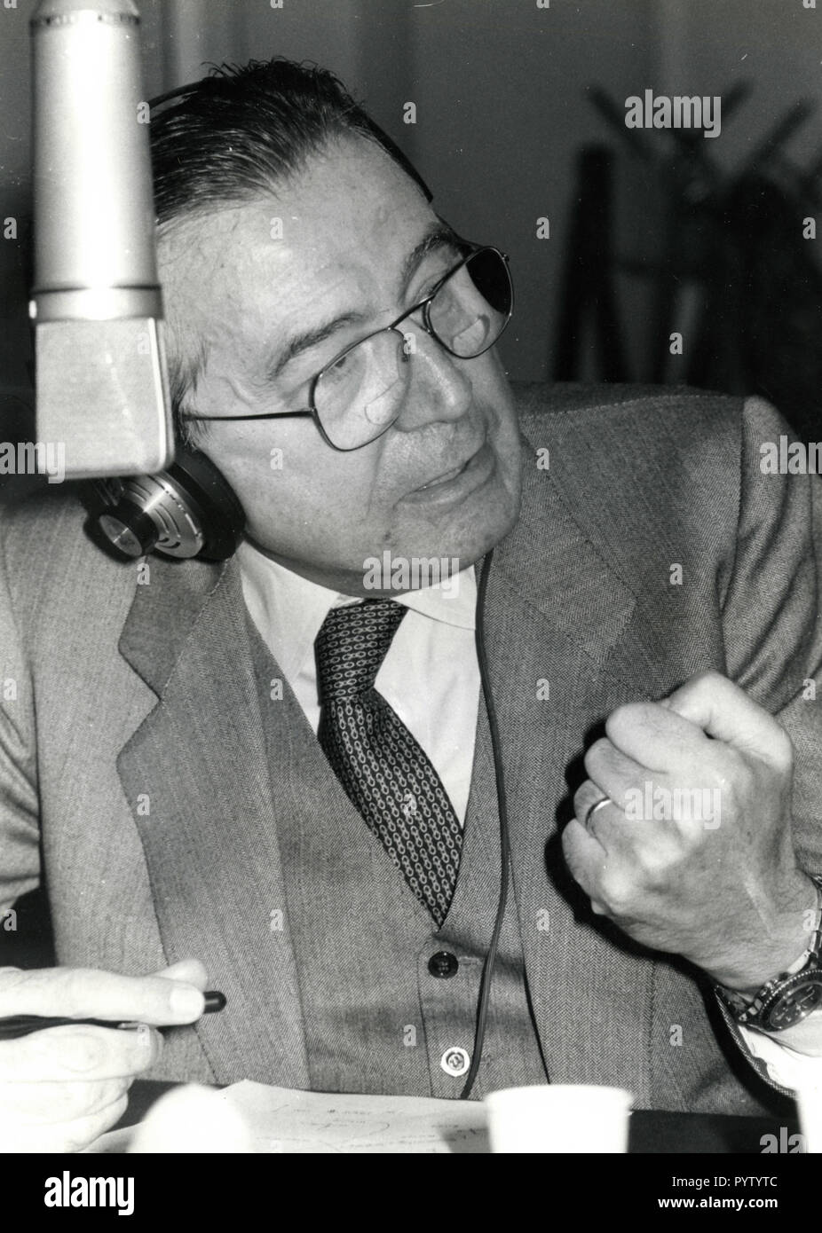 Italian PM Giulio Andreotti at the radio, 1980s Stock Photo - Alamy