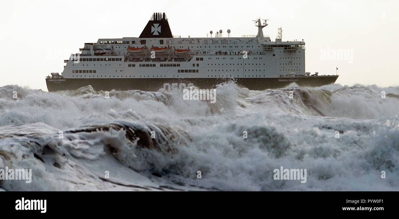 The DFDS princess Seaways from Amsterdam enters the River Tyne in ...