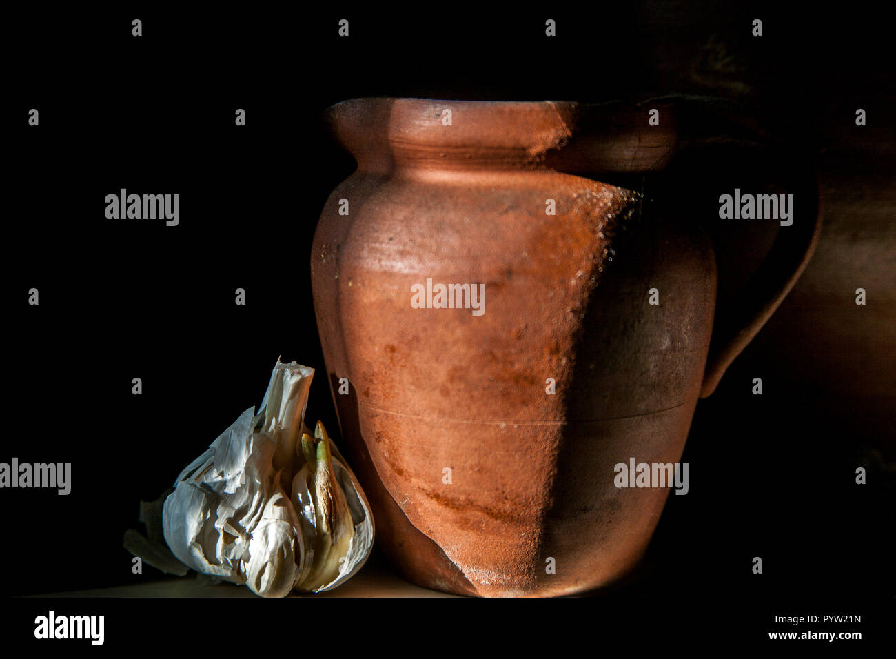 Garlic cloves,ceramic pot with garlic bud Stock Photo - Alamy