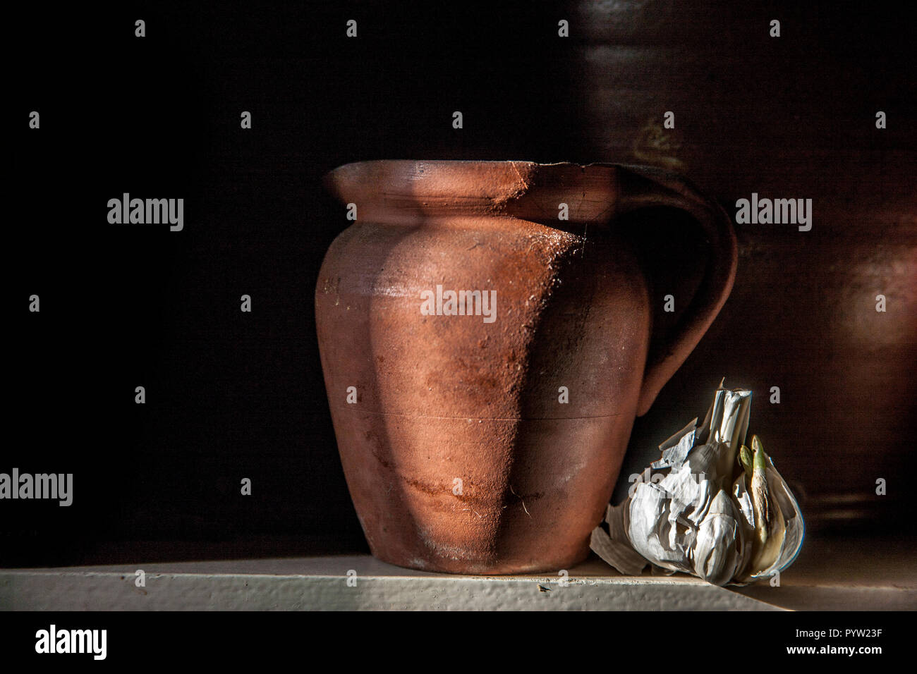 Garlic cloves,ceramic pot with garlic bud Stock Photo - Alamy