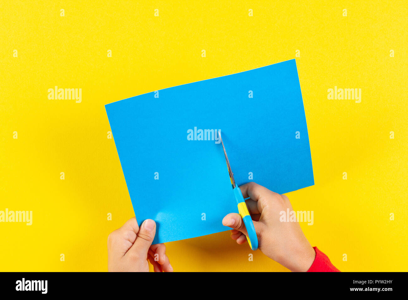 Kids cutting paper hi-res stock photography and images - Alamy