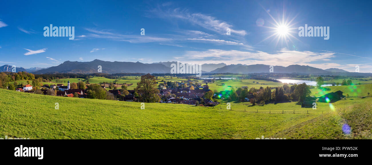 panoramic scene at Bavarian alps mountain range and lake Riegsee Stock ...