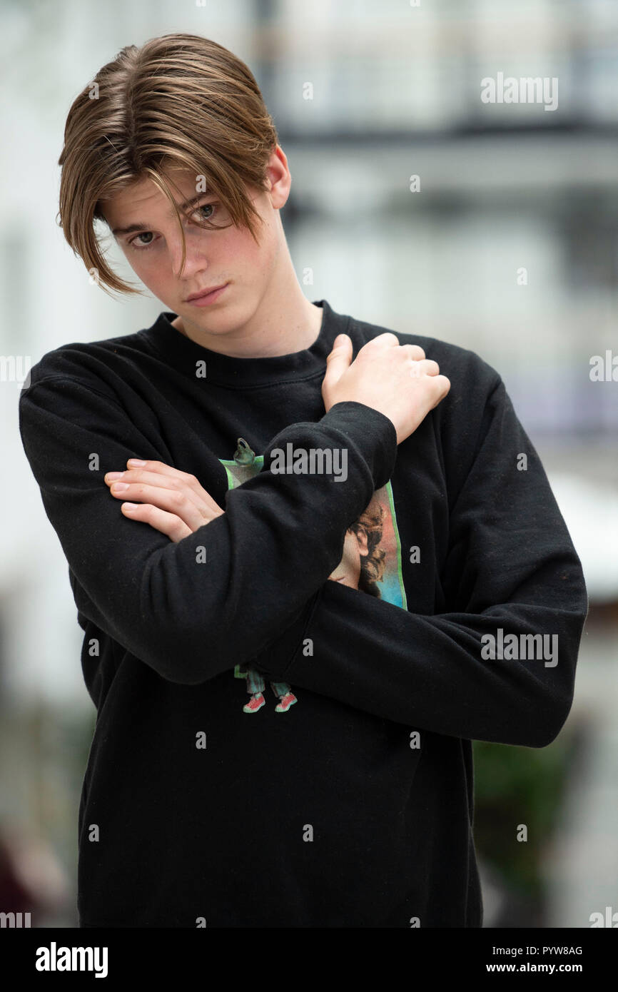 Berlin, Germany. 29th Oct, 2018. The singer Ruel stands in the Estrel ...