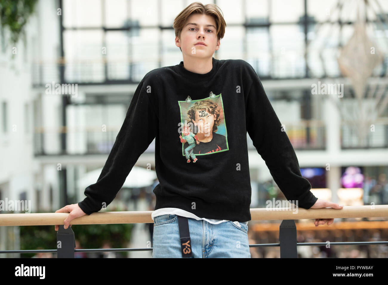 Berlin, Germany. 29th Oct, 2018. The singer Ruel stands in the Estrel ...